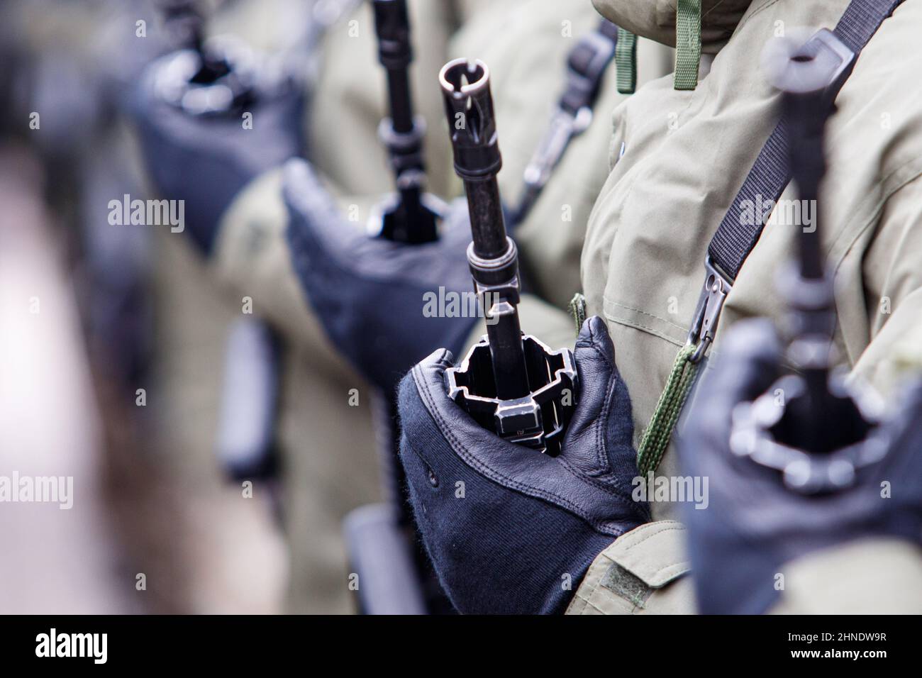 Litauischer NATO-Soldat mit Waffe. Nahaufnahme eines Soldaten mit Waffe ...