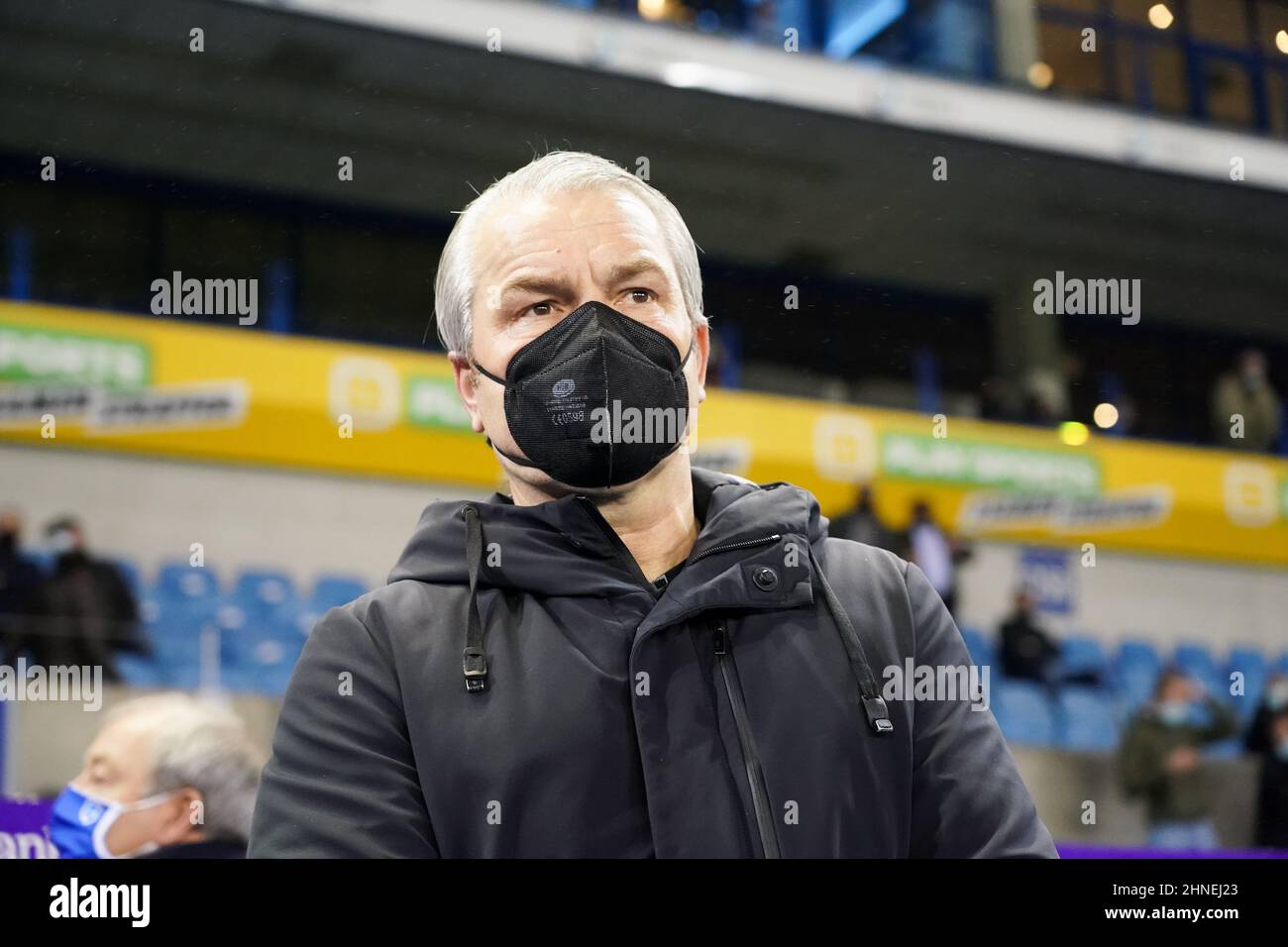 GENK, BELGIEN - 16. FEBRUAR: Trainer Bernd Storck von KRC Genk während ...