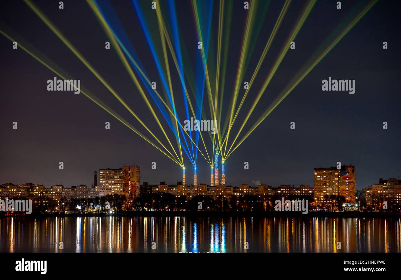 DNIPRO, UKRAINE - 16. FEBRUAR 2022 - Laser und Pixellichter, montiert an fünf ...