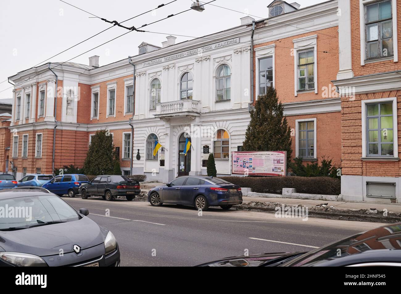 CHARKIW, UKRAINE - 16. FEBRUAR 2022: Die friedliche Stadt Charkow. Die ...