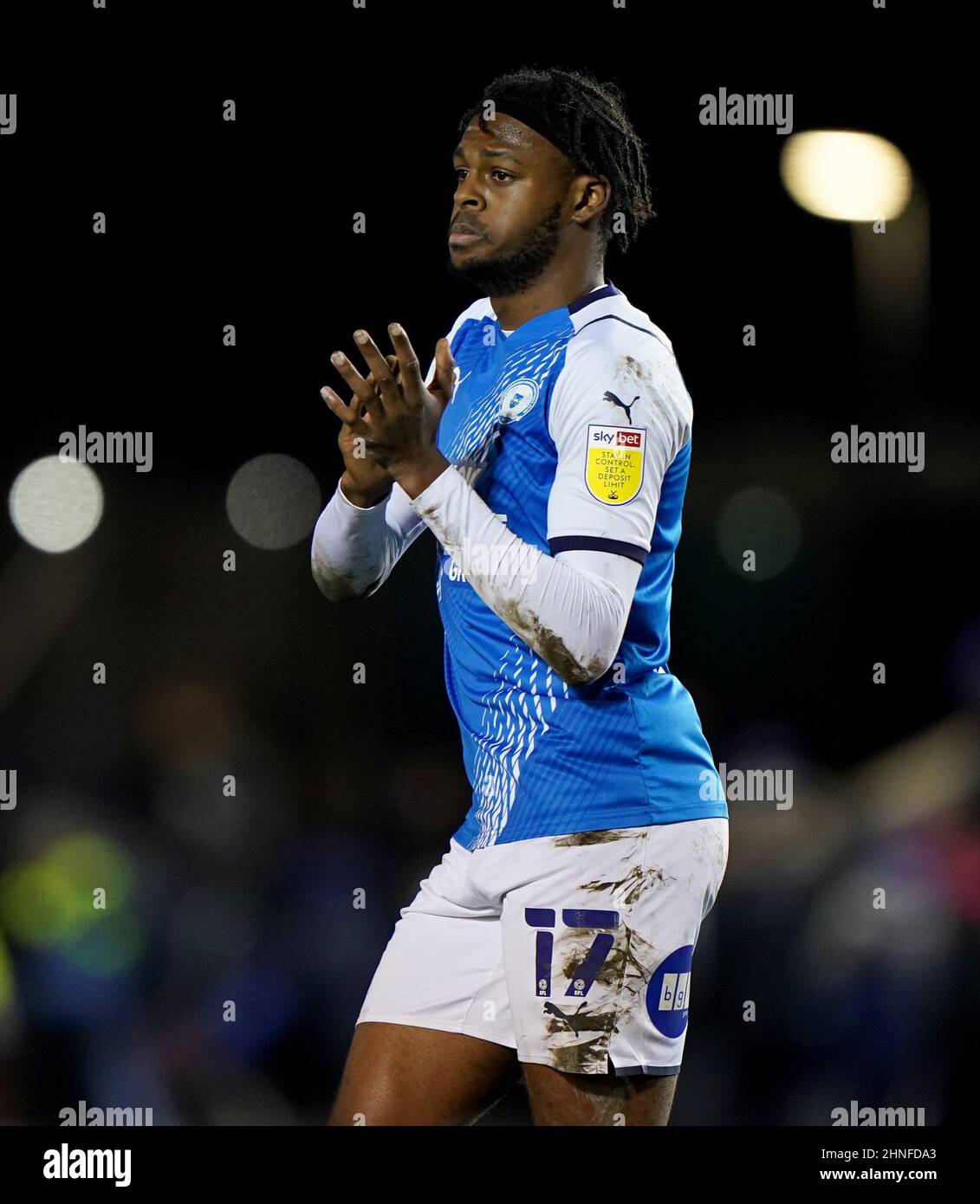 Ricky Jade-Jones von Peterborough United applaudiert den Fans nach dem ...