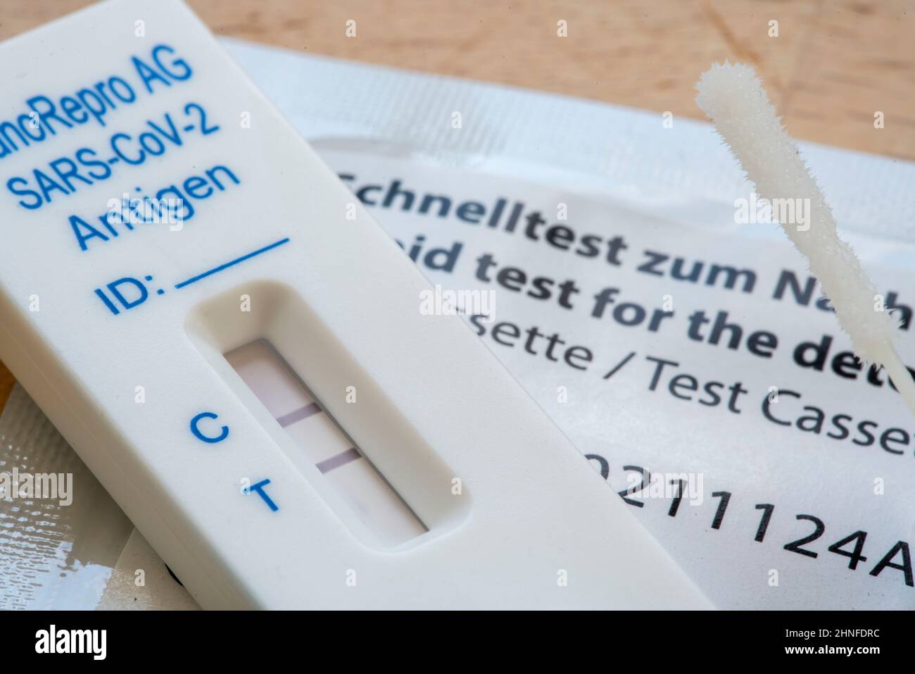 Positiver Corona Antigen Schnelltest, Lay-Test, Selbsttest, zum ...