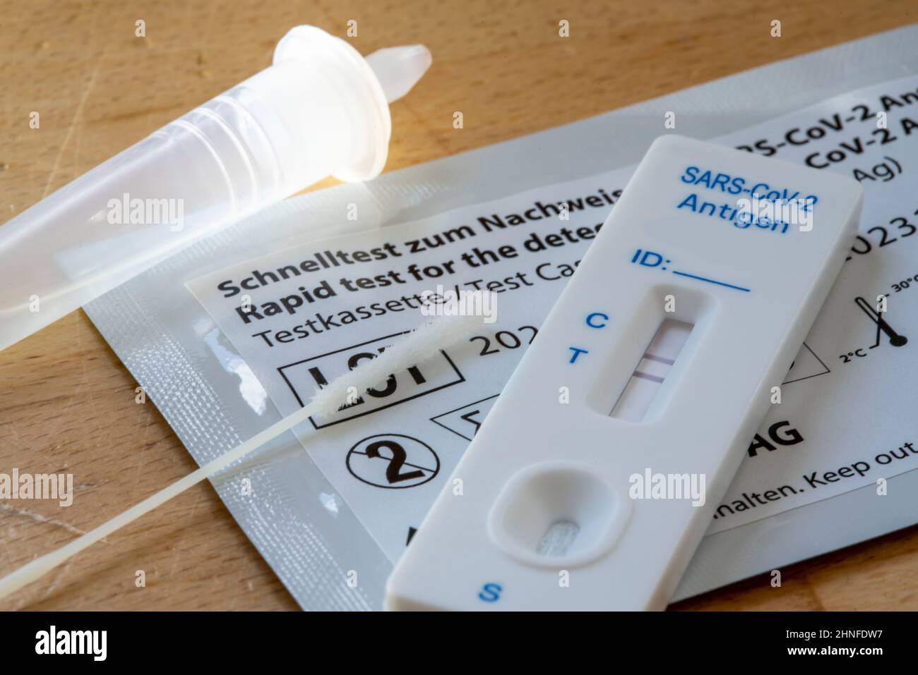 Positiver Corona Antigen Schnelltest, Lay-Test, Selbsttest, zum ...