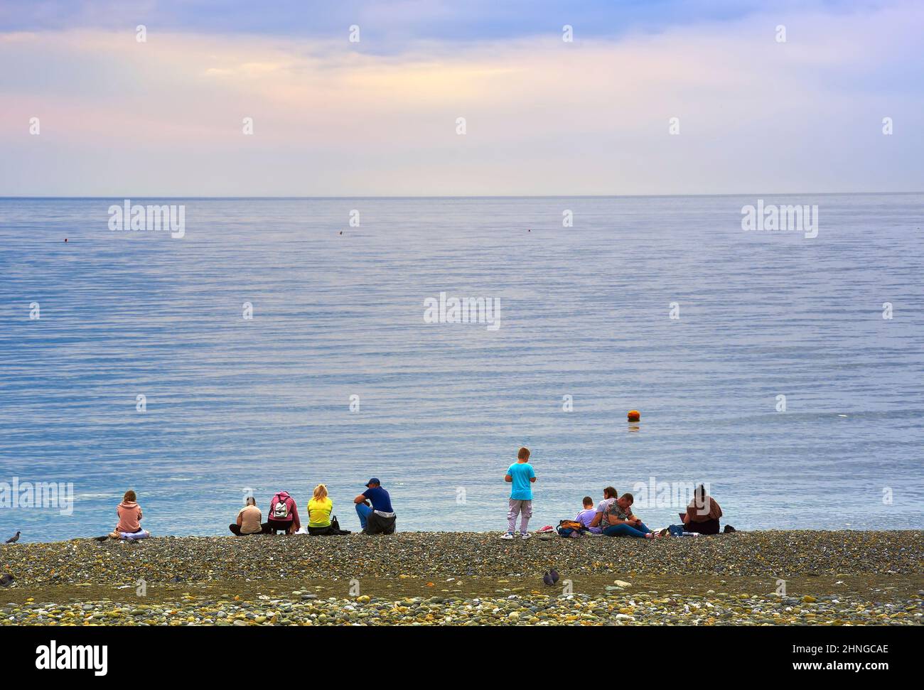 Adler, Sotschi, Russland, 11.01.2021. Menschen am Strand des Schwarzen ...