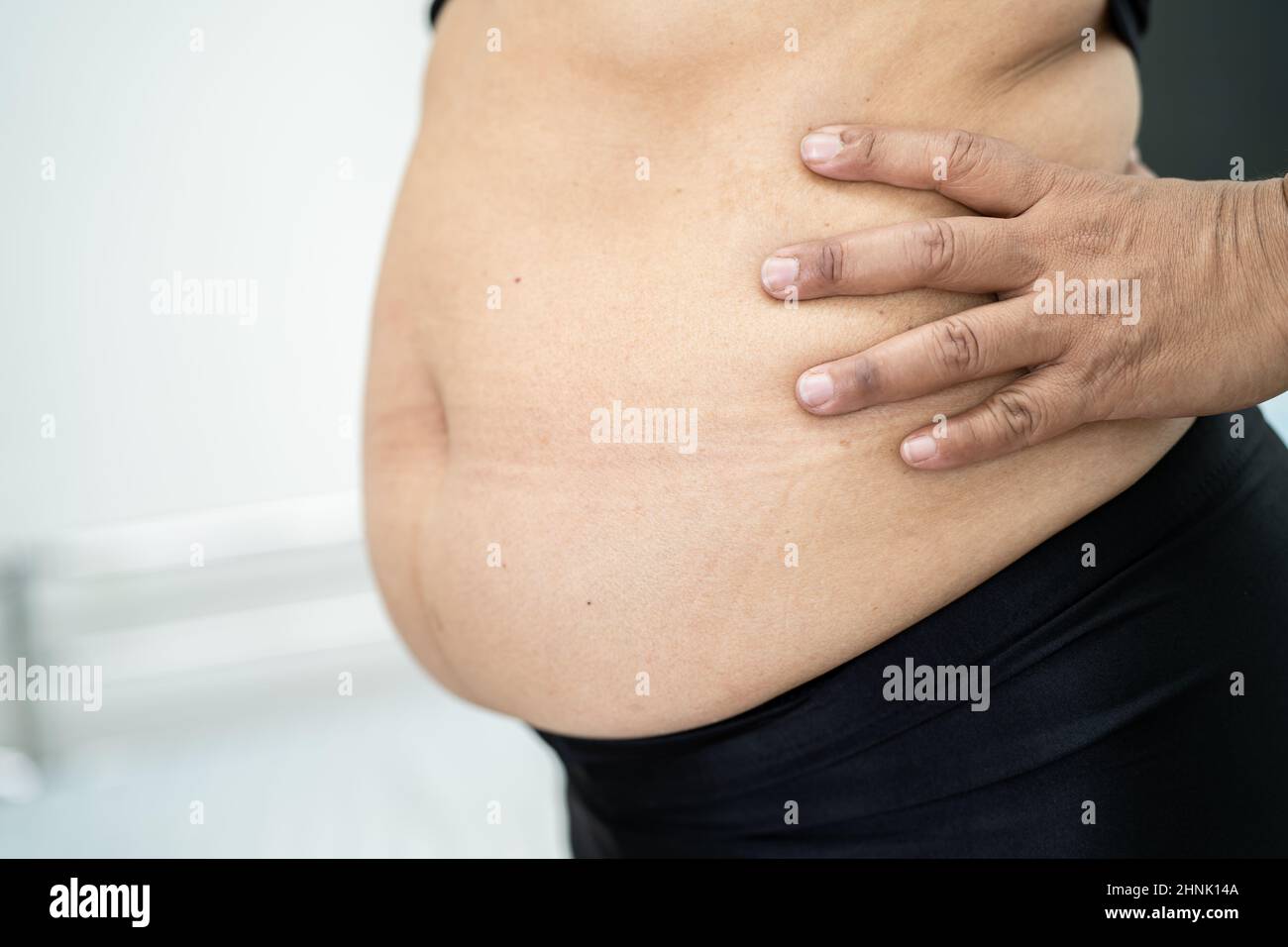 Dicke frauen zeigen bauch -Fotos und -Bildmaterial in hoher Auflösung ...