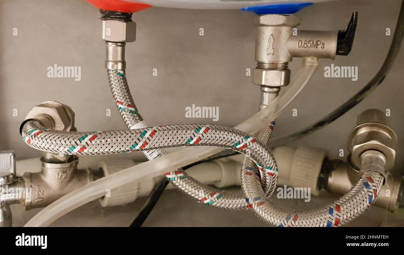 Anschluss der Wasserversorgung, des heißen und kalten Wassers an den Kessel. Schlauch für warmes ...