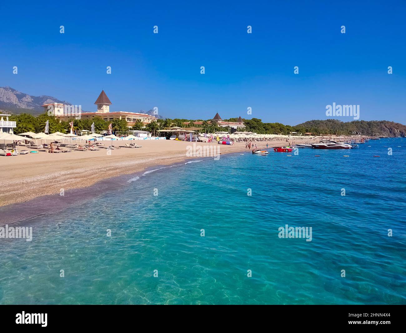 Sonnenliegen sonnenschirme -Fotos und -Bildmaterial in hoher Auflösung ...