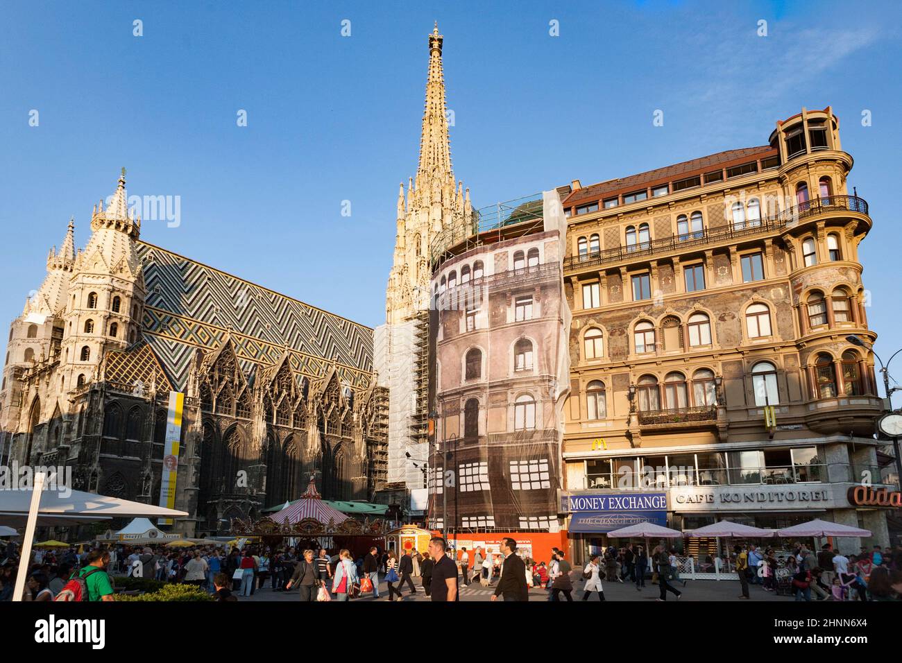 Die Menschen besuchen den Stephansdom in Wien, Österreich ...