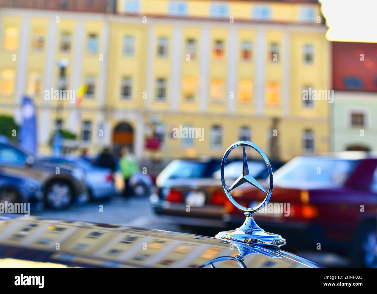 Mercedes Benz Logo auf einem Oldtimer. Mercedes-Benz ist ein deutscher ...