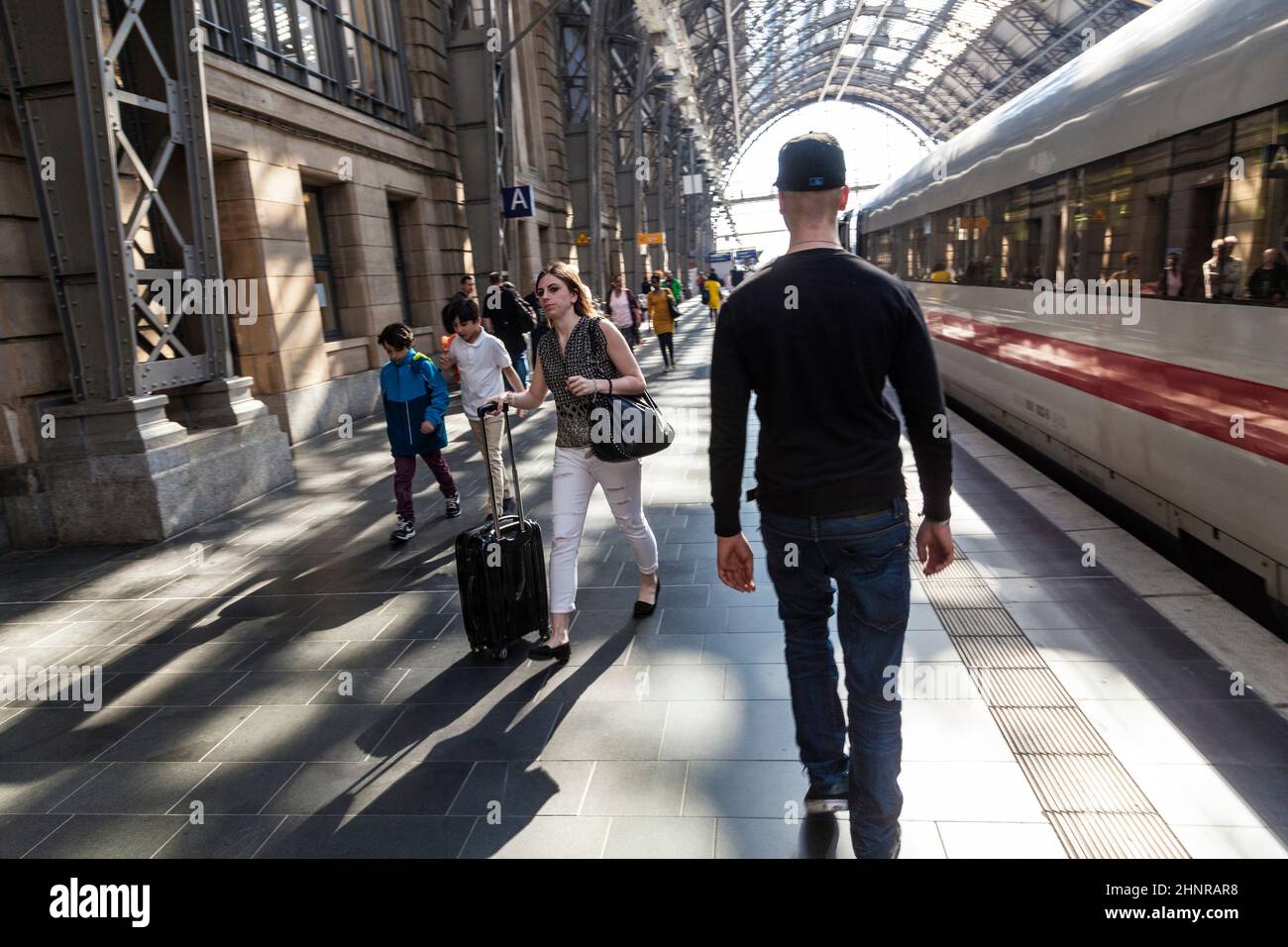 Deutsche bahn bahnsteig -Fotos und -Bildmaterial in hoher Auflösung – Alamy