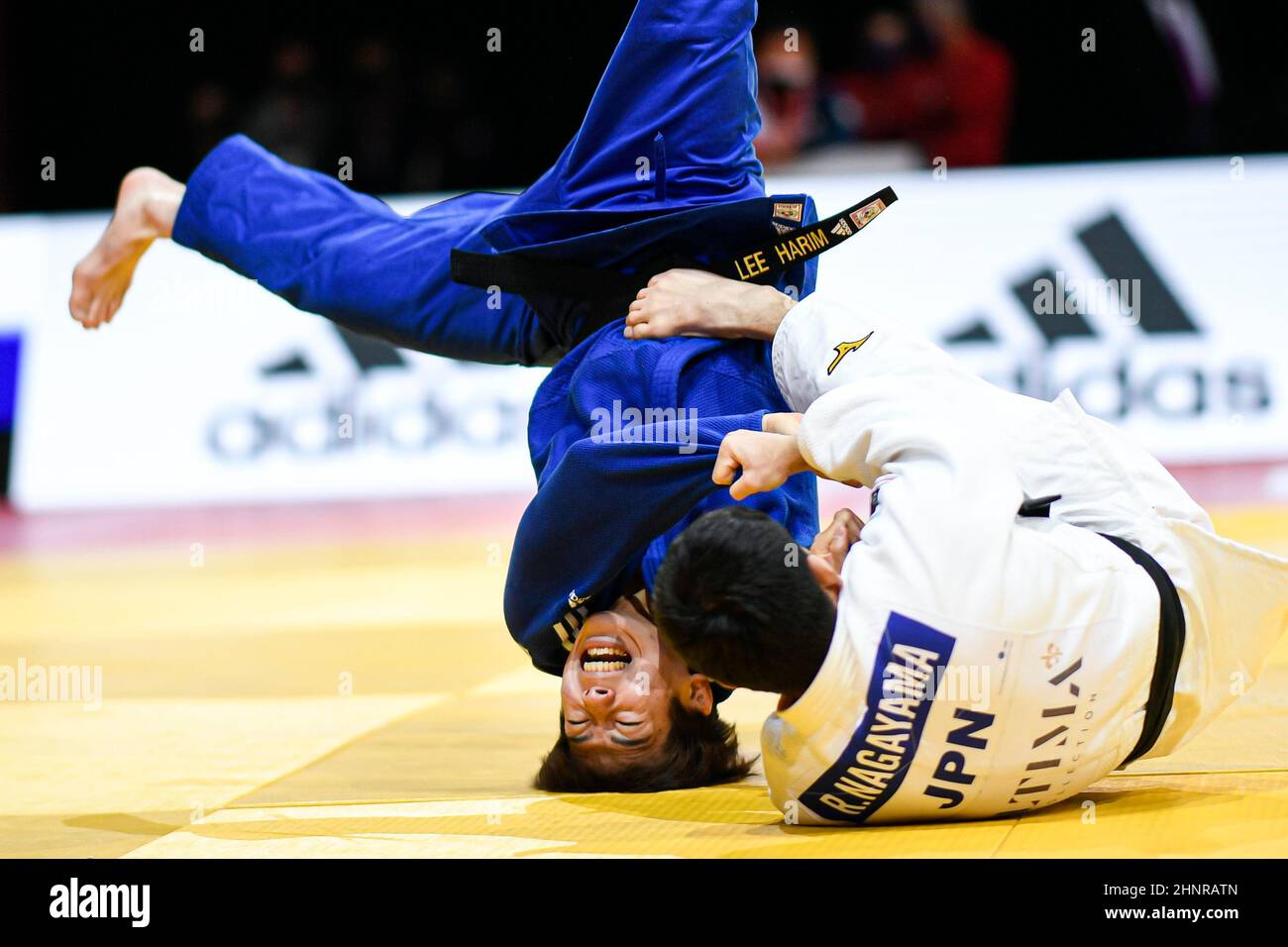 Ryuju Nagayama (weiß), ein -60 kg schwerer Mann aus Japan, tritt beim ...