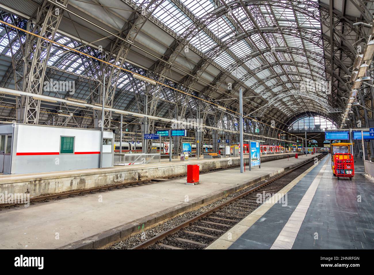 Bahnsteig am frankfurter hauptbahnhof -Fotos und -Bildmaterial in hoher Auflösung – Alamy