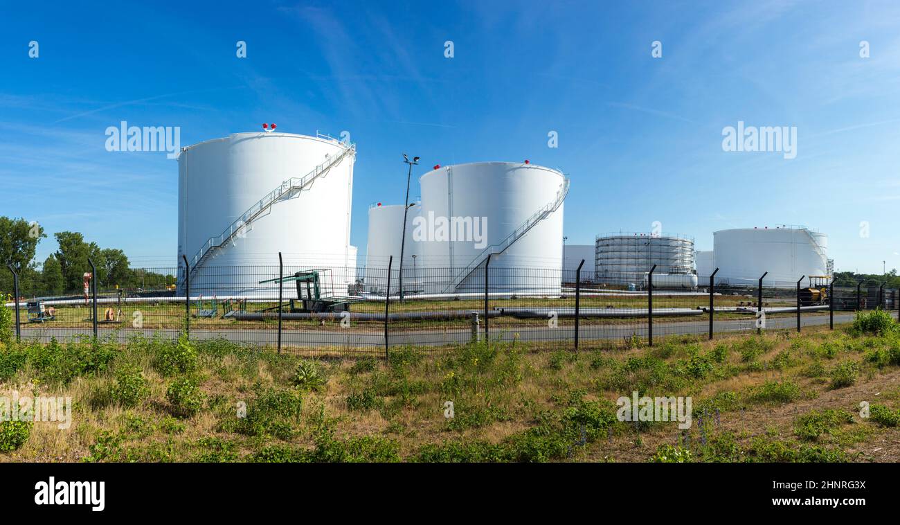 Tanklager für erdöl -Fotos und -Bildmaterial in hoher Auflösung – Alamy