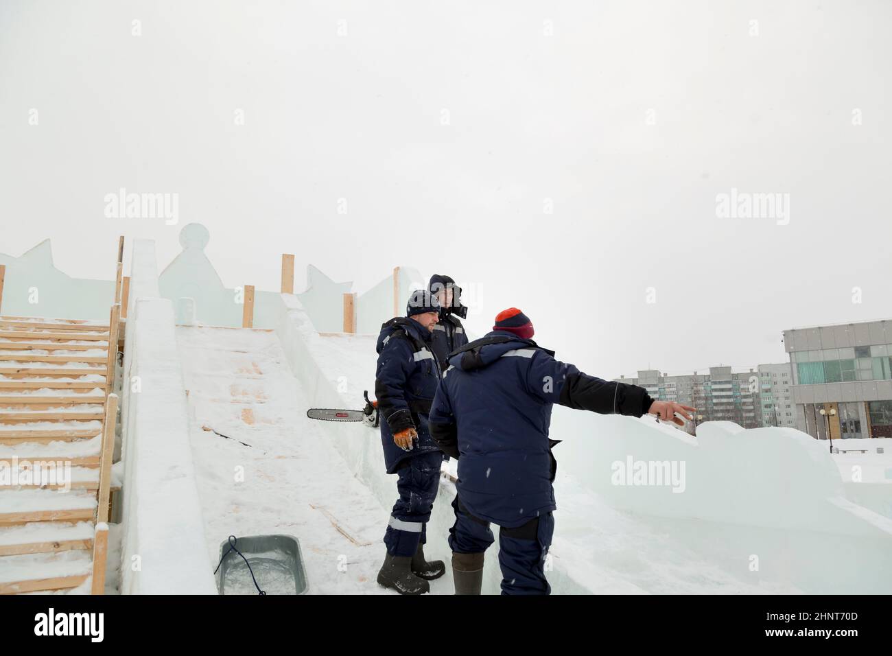 Die Arbeiter auf der Baustelle des Eis Stadt einen Plan für das weitere ...