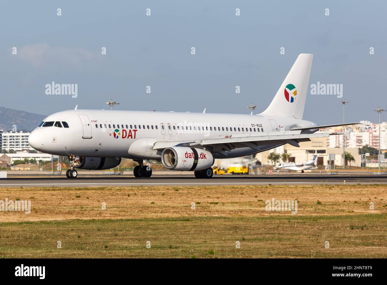 DAT Danish Air Transport Airbus A320 Flugzeug Faro Flughafen in ...