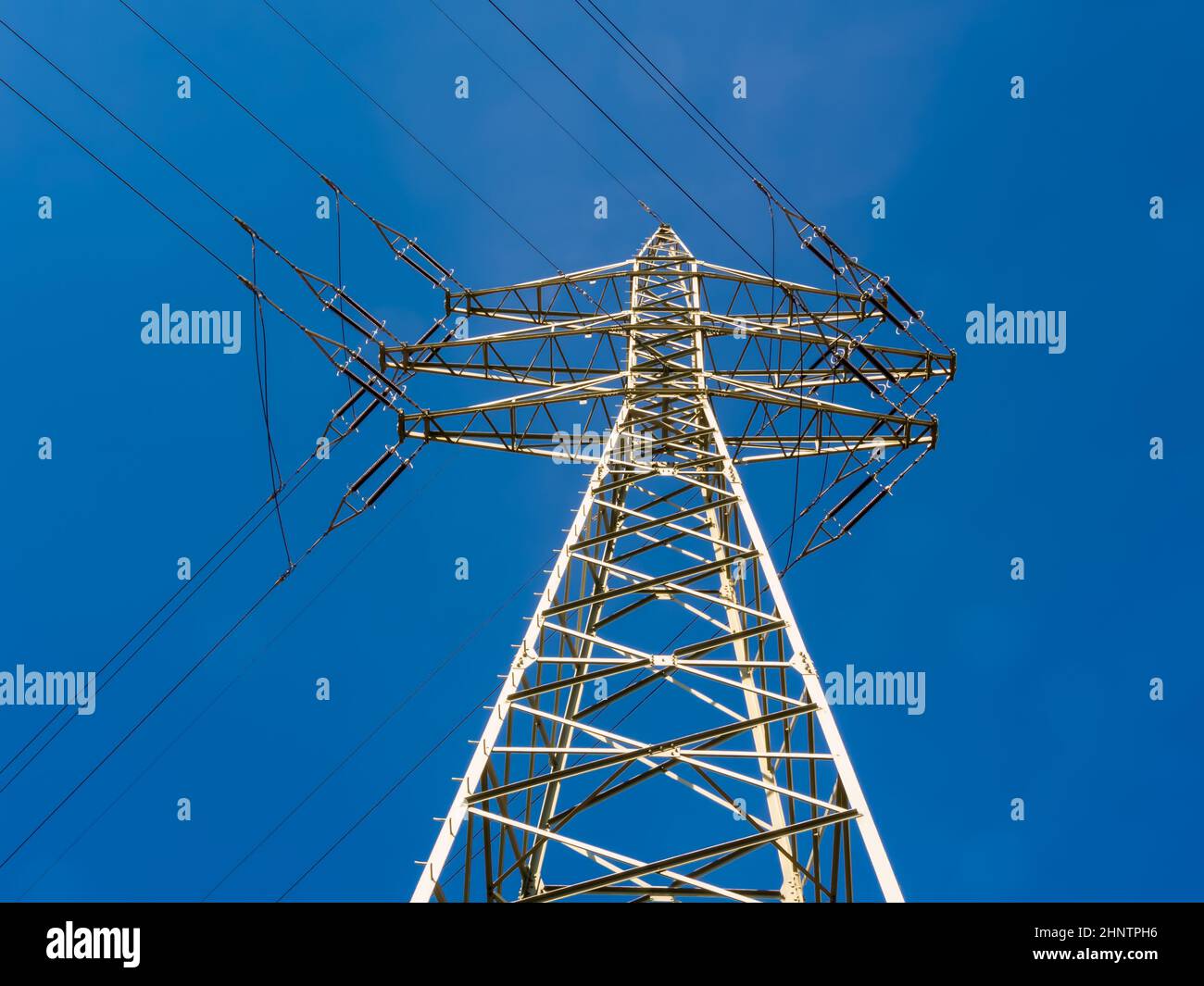 Strommast oder Freileitungsmast zur Stromversorgung und Stromverteilung ...