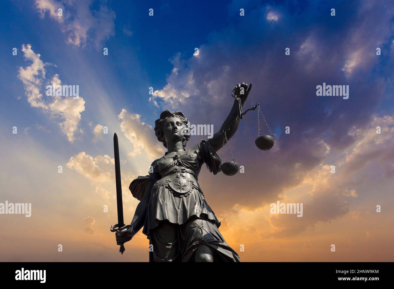 Lady Justice im Römer in Frankfurt am Main symbolisiert Gerechtigkeit ...