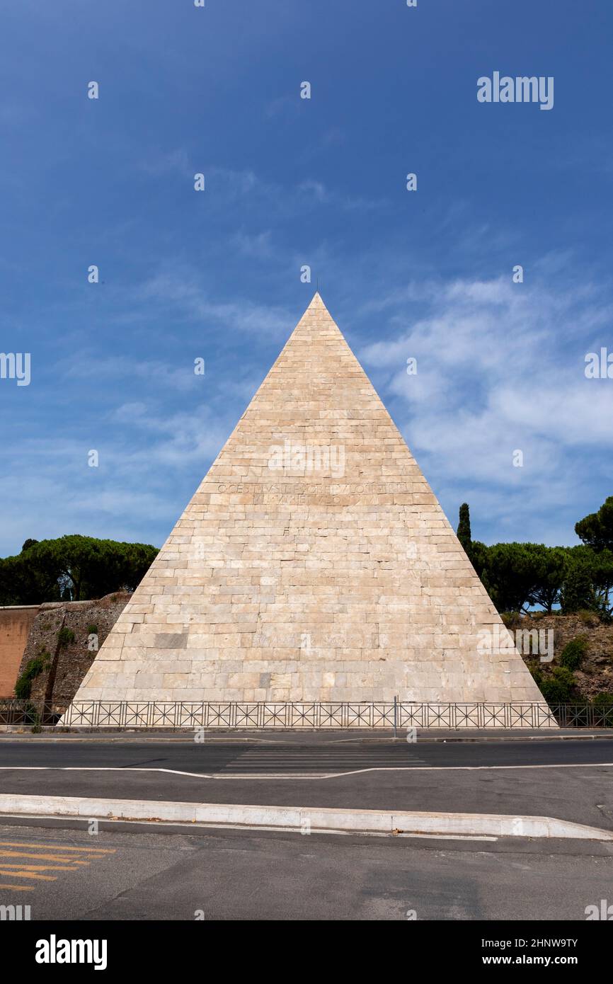 Piramide cestia oder piramide di caio cestio -Fotos und -Bildmaterial ...