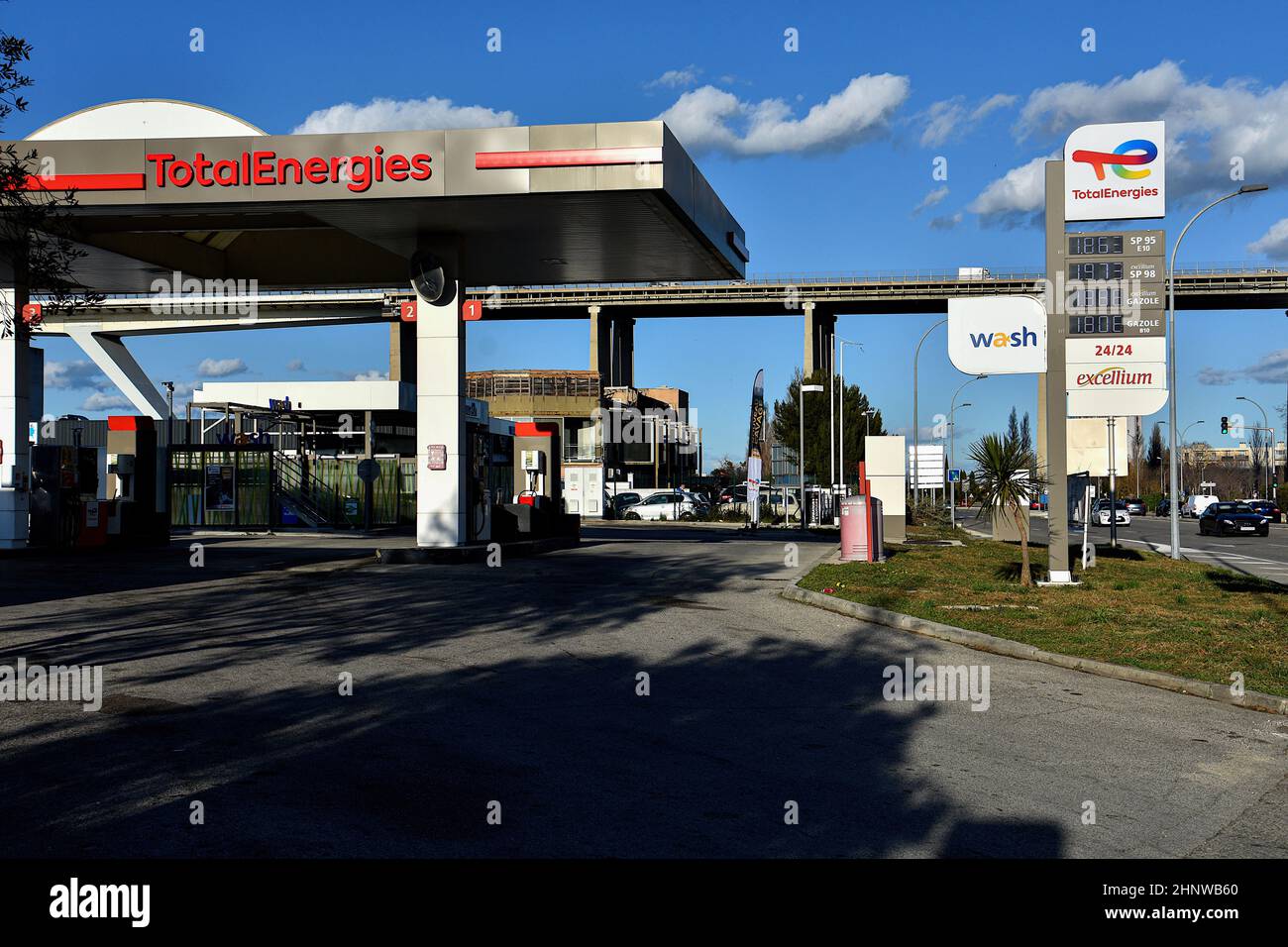 Gesamtenergie tankstelle -Fotos und -Bildmaterial in hoher Auflösung ...