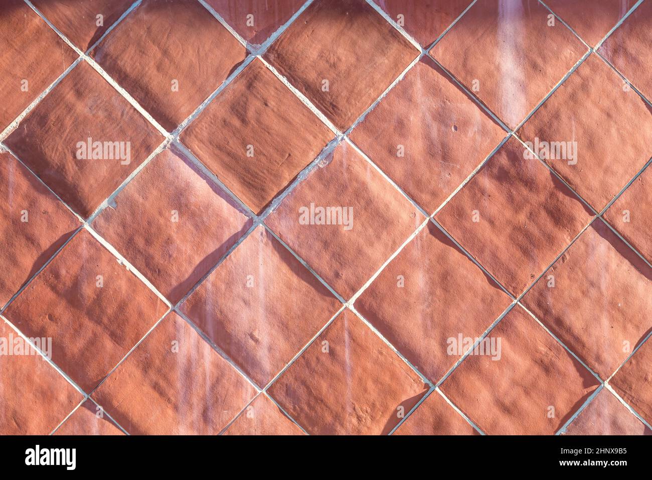 Tetto in tegole di terracotta terre cuite -Fotos und -Bildmaterial in hoher Auflösung – Alamy