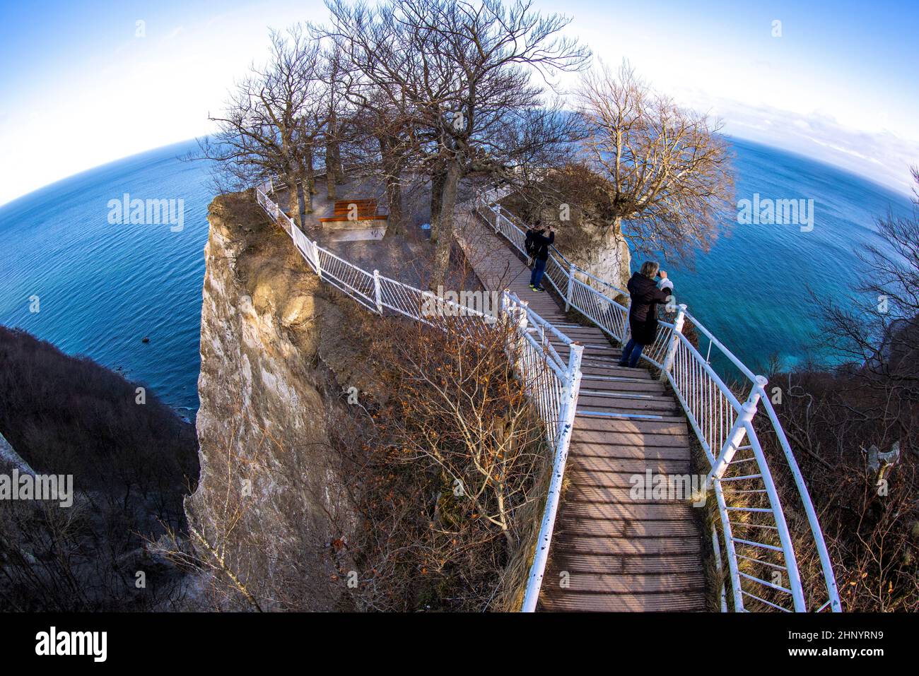 15. Februar 2022, Mecklenburg-Vorpommern, Sassnitz: Besucher gehen eine ...