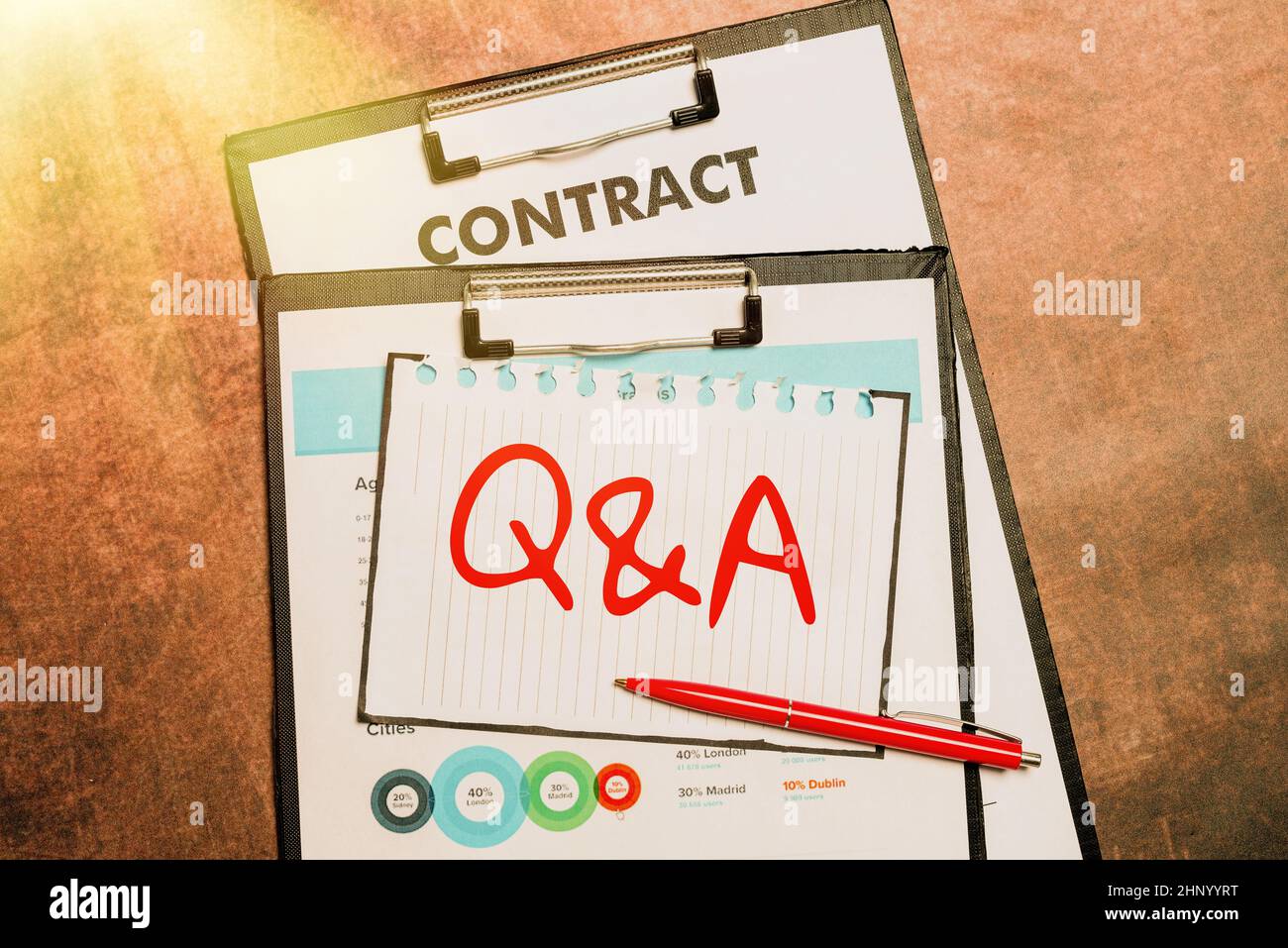 Schild mit Fragen und Antworten, Konzept, das bedeutet, in welchem ...