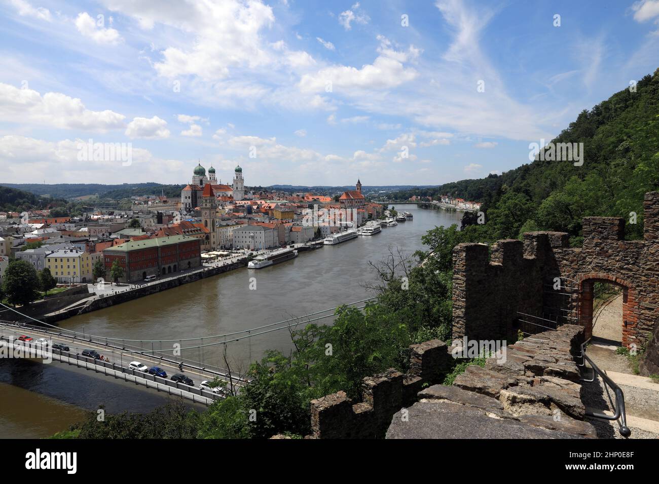 Sicht auf die Altstadt von Passau und Anlegestelle für ...