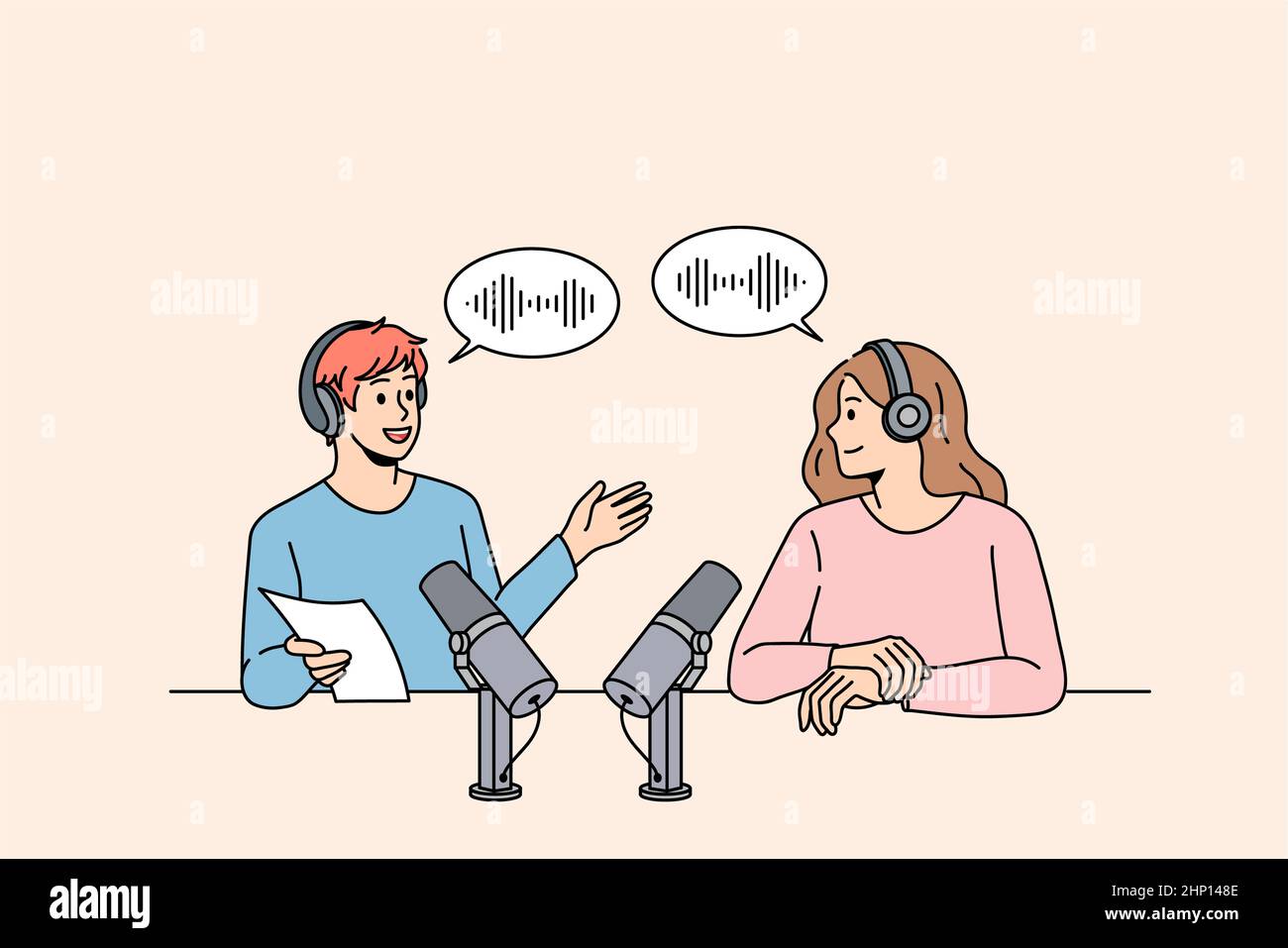 Ein lächelnder Mann, der Radio-Moderator, spricht mit den Gästen im ...