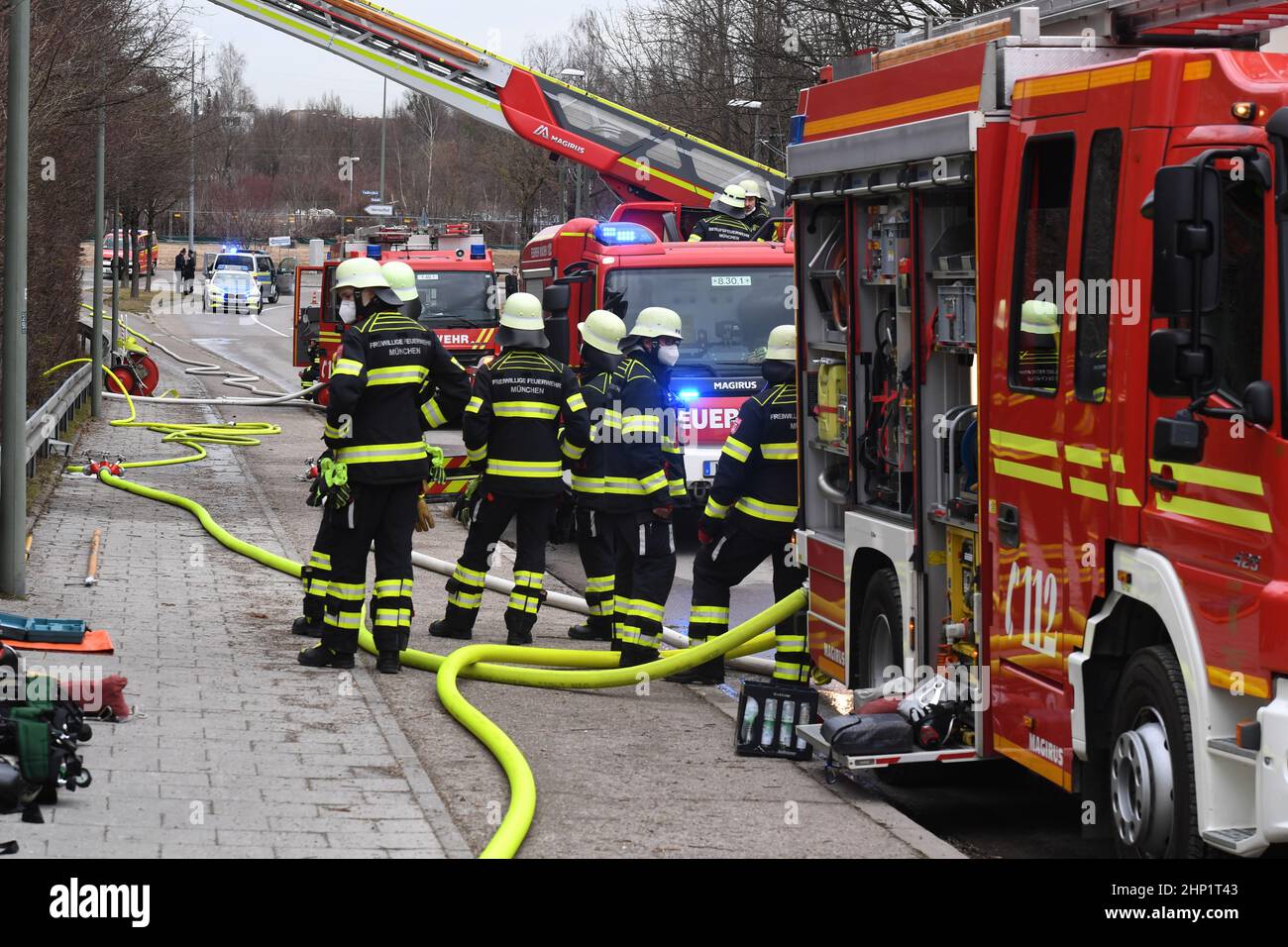 München, Deutschland. 18th. Februar 2022. Feuerwehrfahrzeuge bekämpfen ...