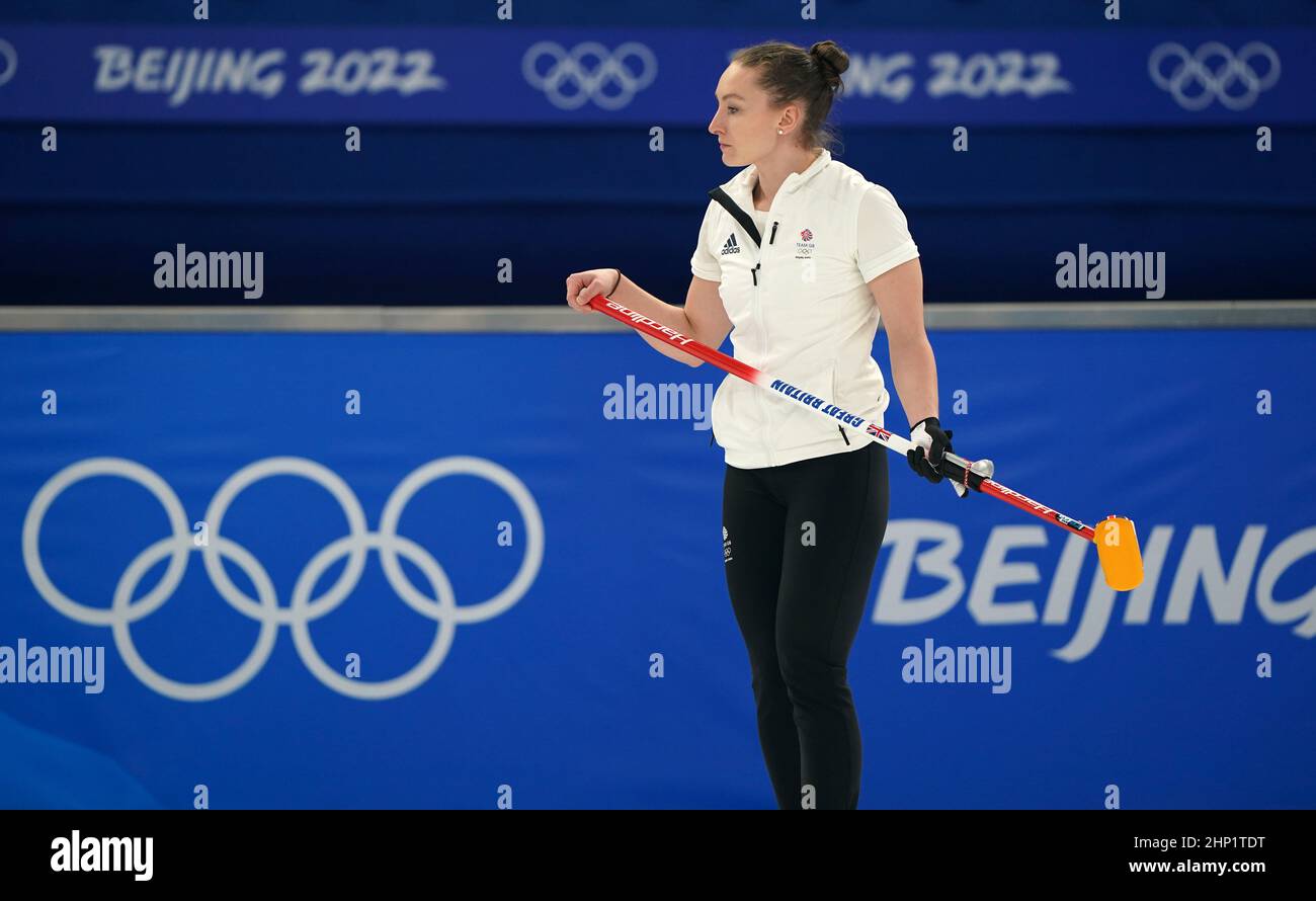 Die britische Jennifer Dodds erwärmt sich vor dem Frauen-Curling ...