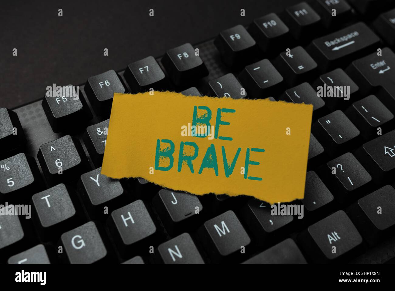 Handschrift Text sei mutig, Konzept bedeutet bereit, sich zu stellen ...