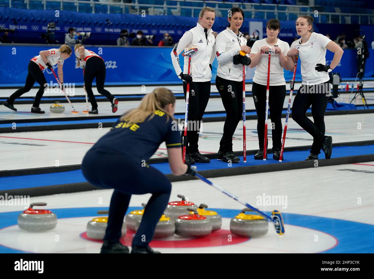 Von links nach rechts stehen die Briten Vicky Wright, Eve Muirhead ...