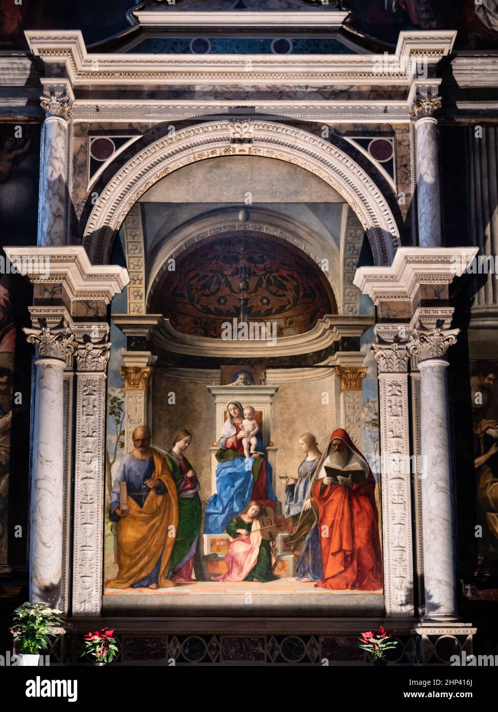 Venedig, Italien - Januar 4 2022: San Zaccaria Altarbild auch Madonna mit Kind und Heiligen von ...