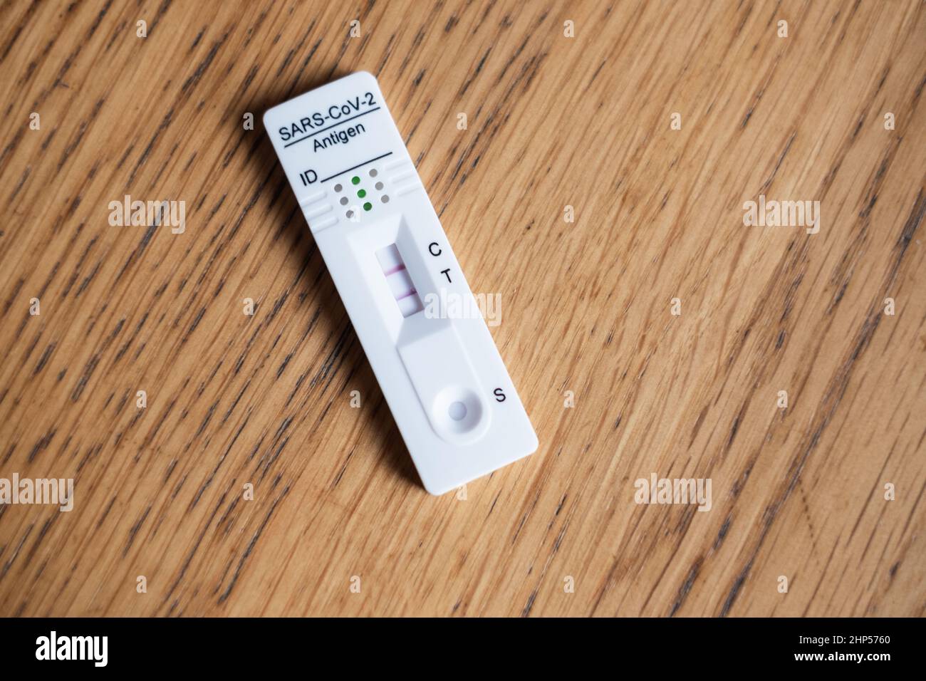 Positiver Coronavirus-Schnelltest nach Hause. Rapid COVID-19 Antigen ...