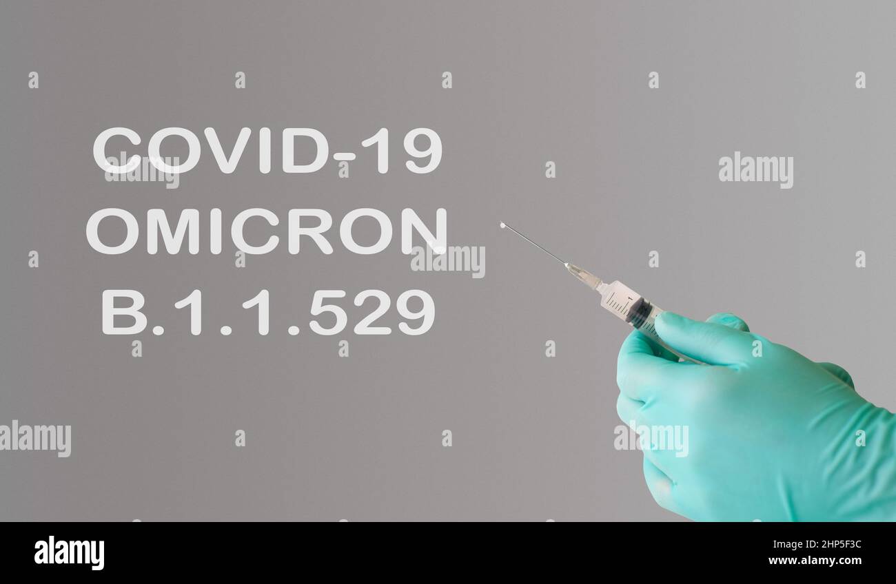 Ein Arzt hält einen Impfstoff gegen eine neue Variante von omicron ... Ein Arzt hält einen Impfstoff gegen eine neue Variante von omicron ...