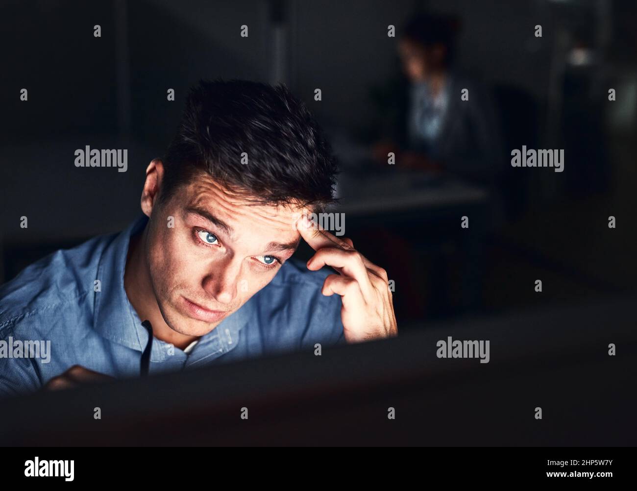 Arbeiten Sie spät in der Nacht, um die Arbeit zu erledigen. Eine kurze ...