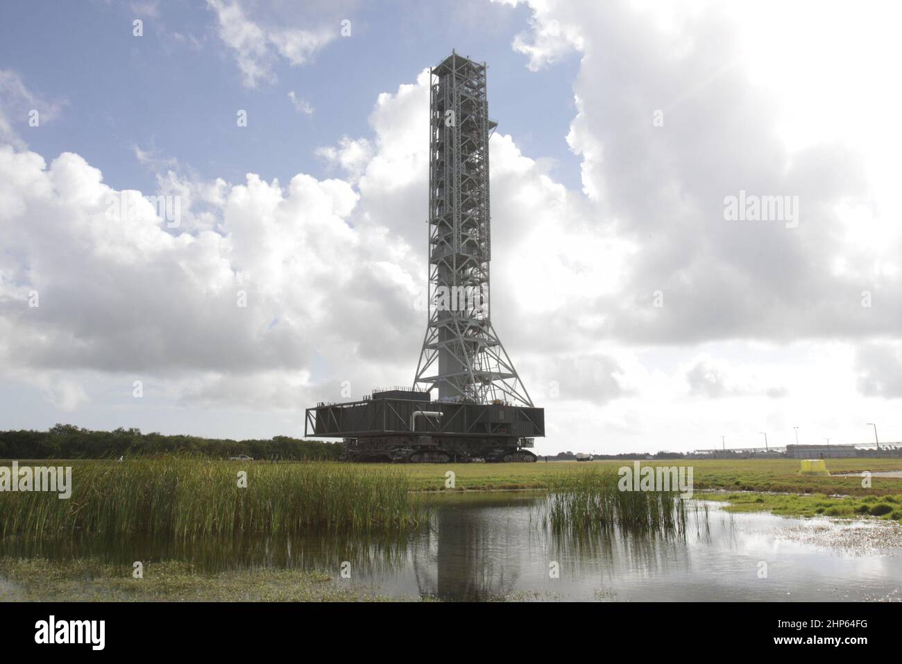 Der Mobile Launch System Launcher bewegt sich den Crawlerway hinunter ...