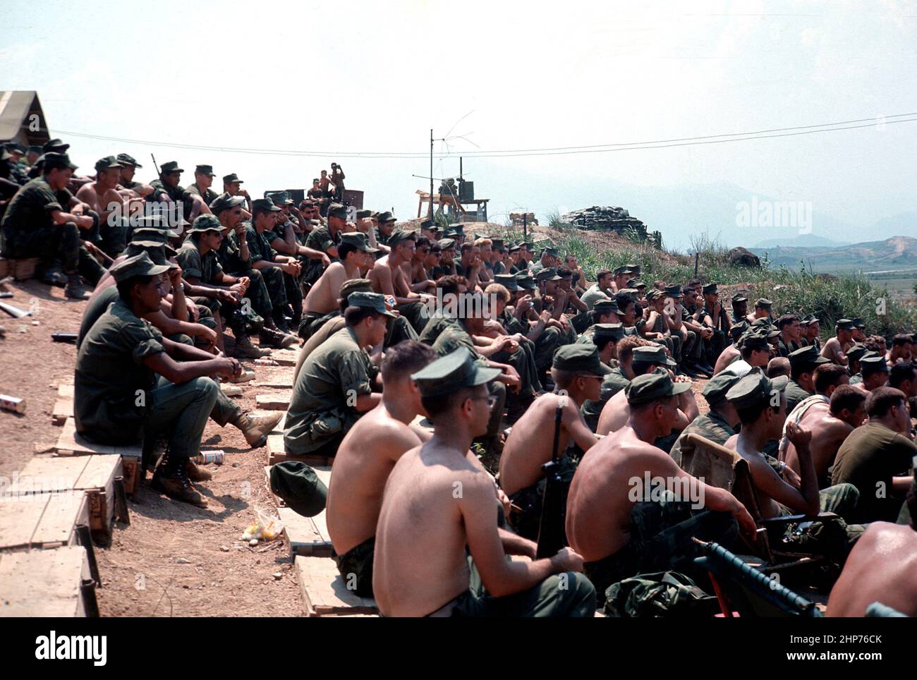 Vietnam war Photos: Marines Watching a USO Show, Hill 10, Mai 1969 - PD ...