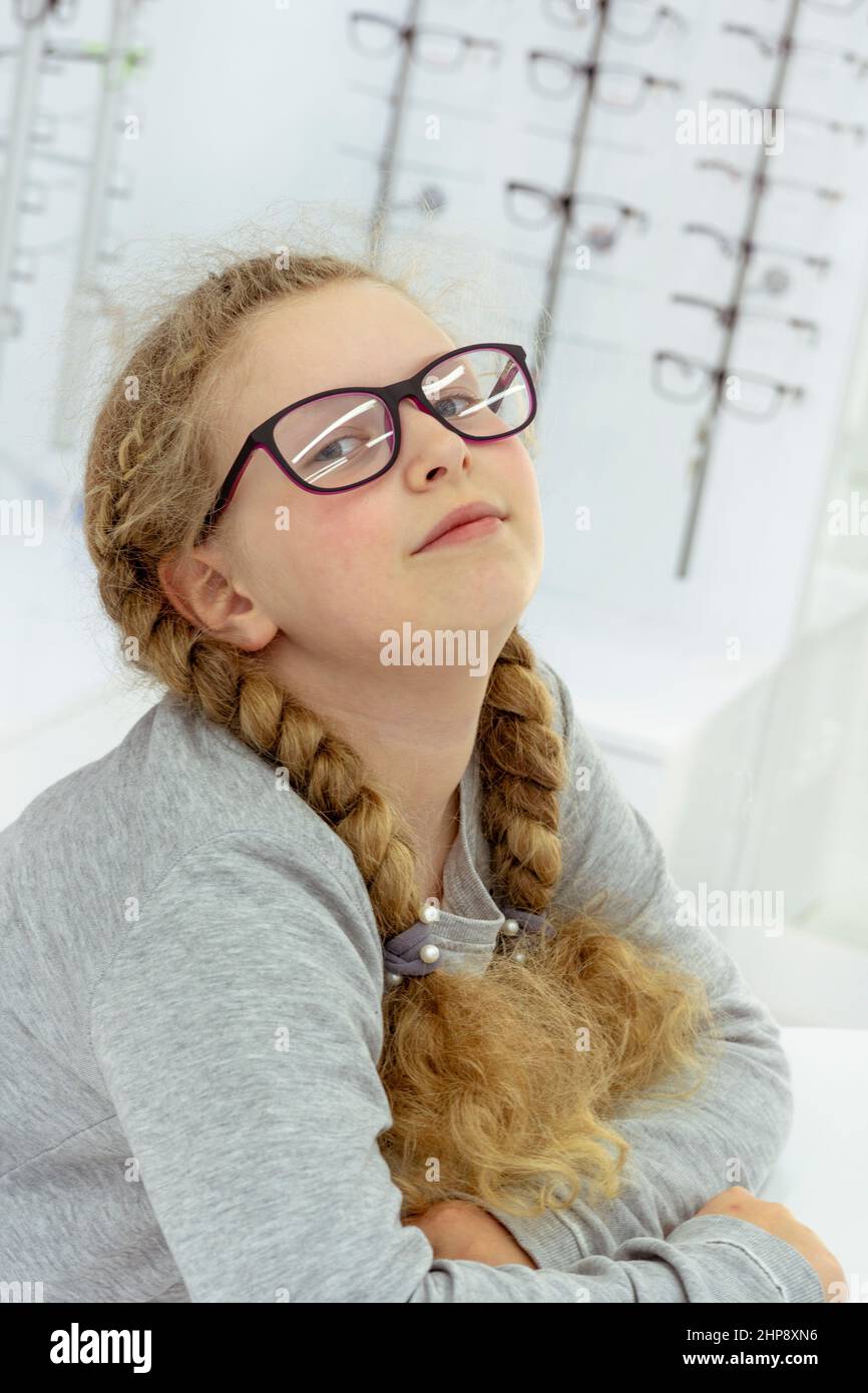 Teenager mit brille Stockfotos und -bilder Kaufen - Alamy