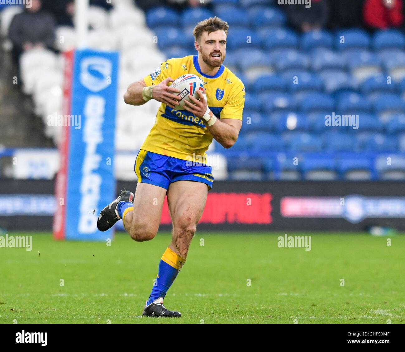 Tom Garratt #26 von Hull KR läuft mit dem Ball nach vorne ...