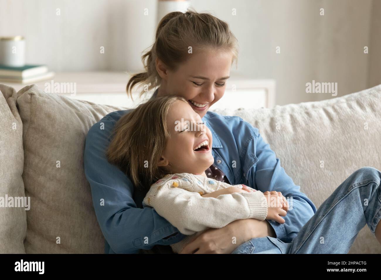 Sehr junge mutter -Fotos und -Bildmaterial in hoher Auflösung – Alamy