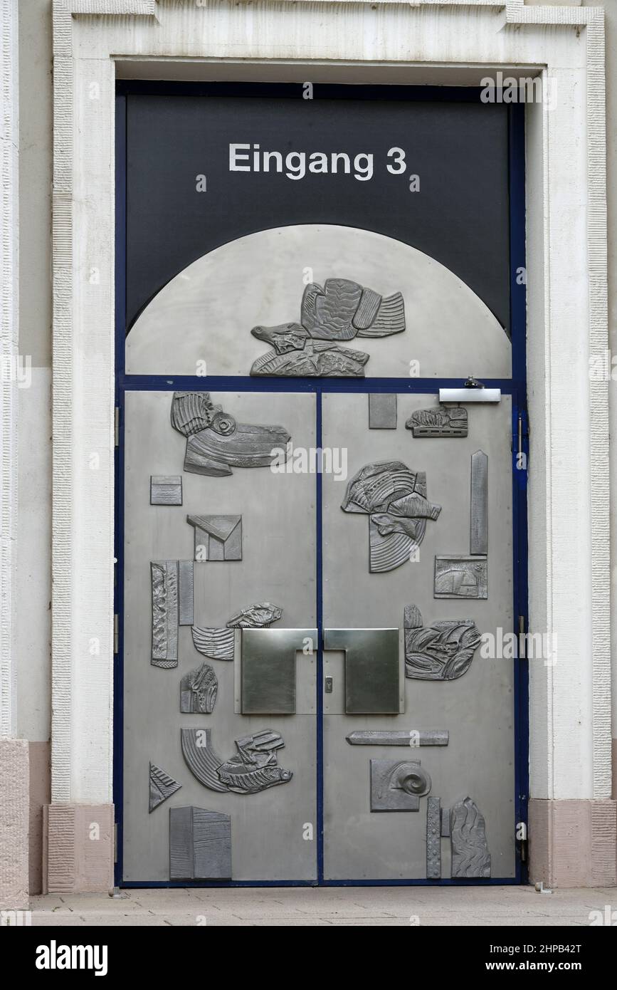 07. Juni 2021, Sachsen-Anhalt, Stadt Leuna: Das Eingangstor zum ...