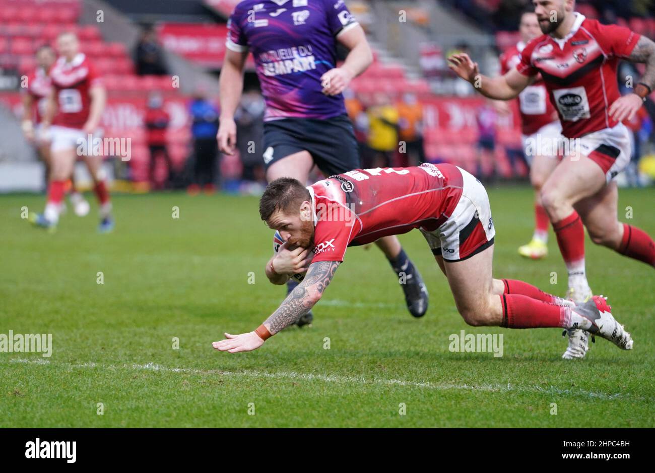 Mark Sneyd von Salford Red Devils punktet beim Betfred Super League ...
