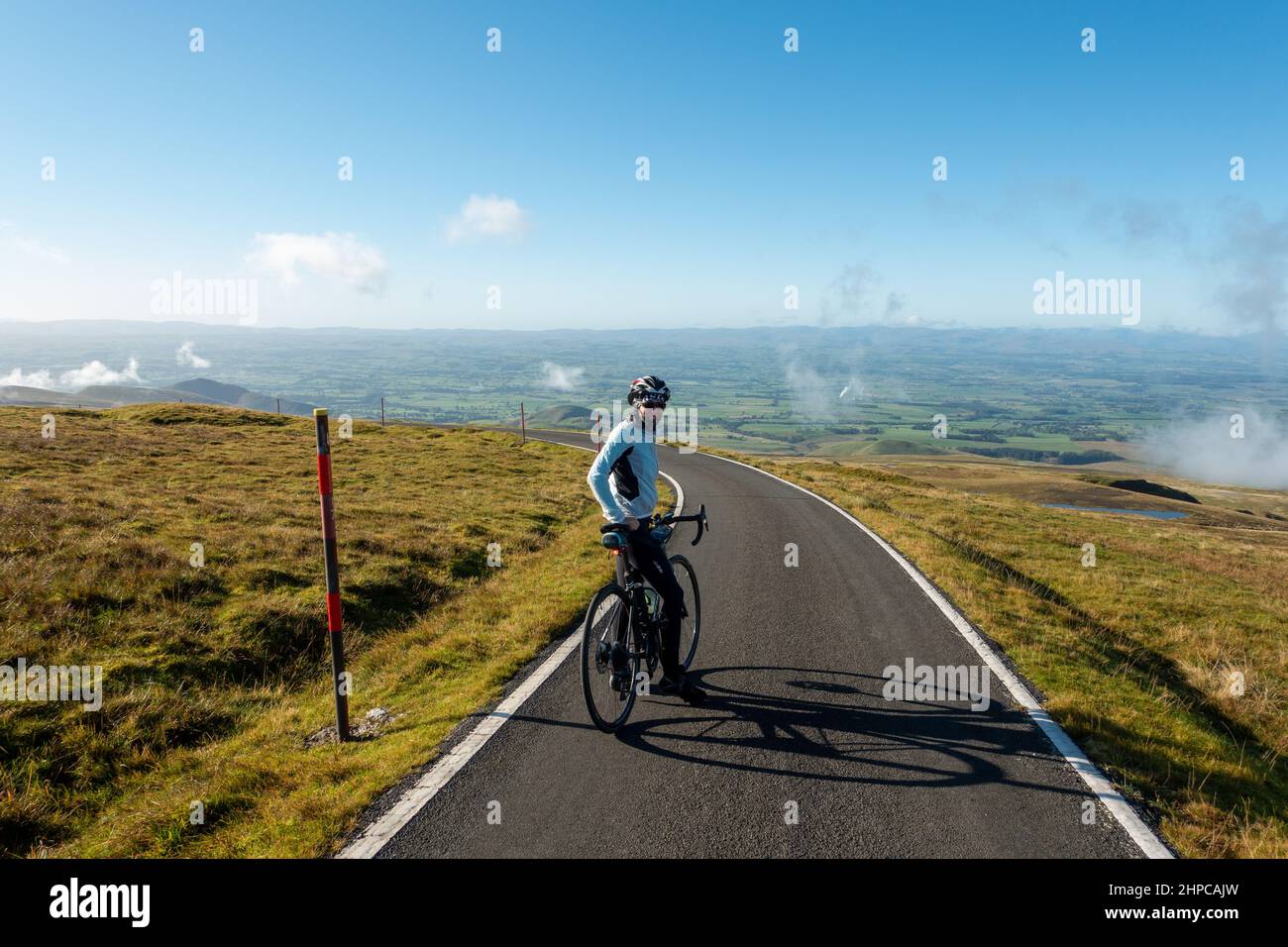 Der berühmte Radfahrer klettert auf der Einbahnstraße nach Great Dun ...