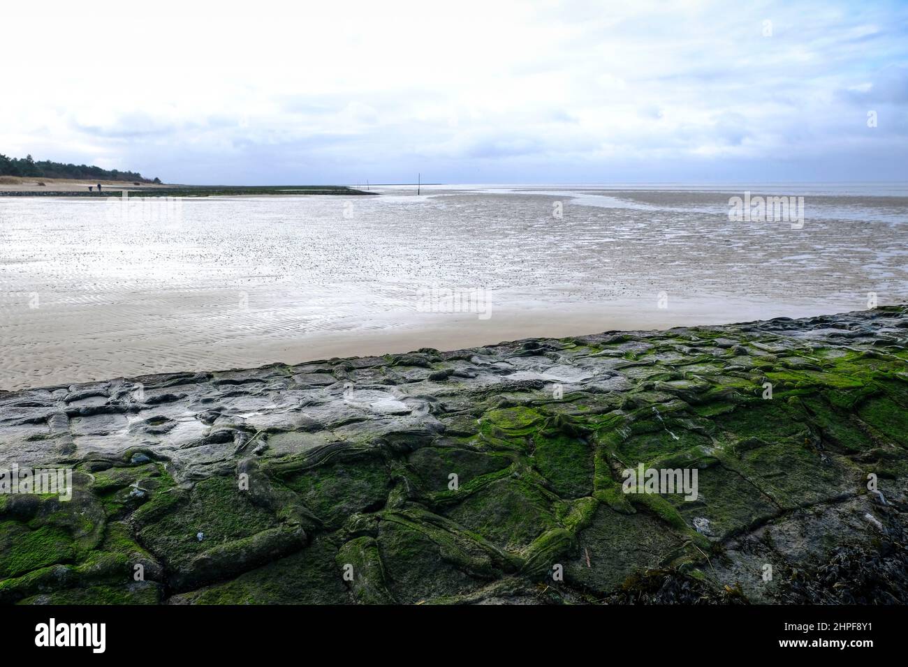 11.02.2022, Cuxhaven, Niedersachsen, Deutschland - geflasterte Buhne am ...