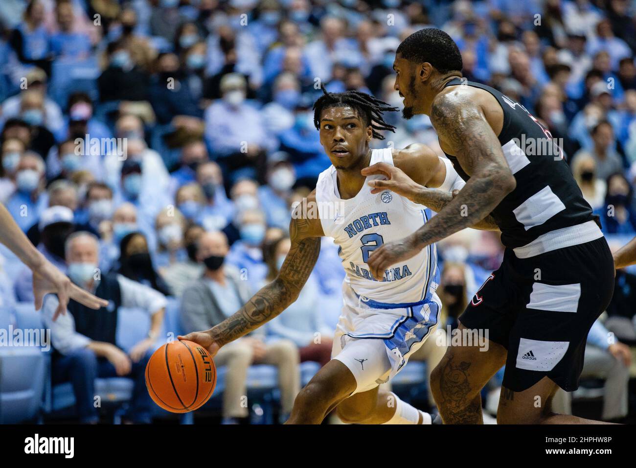 21. Februar 2022: Der North Carolina Tar Heels-Wächter Caleb Love (2 ...