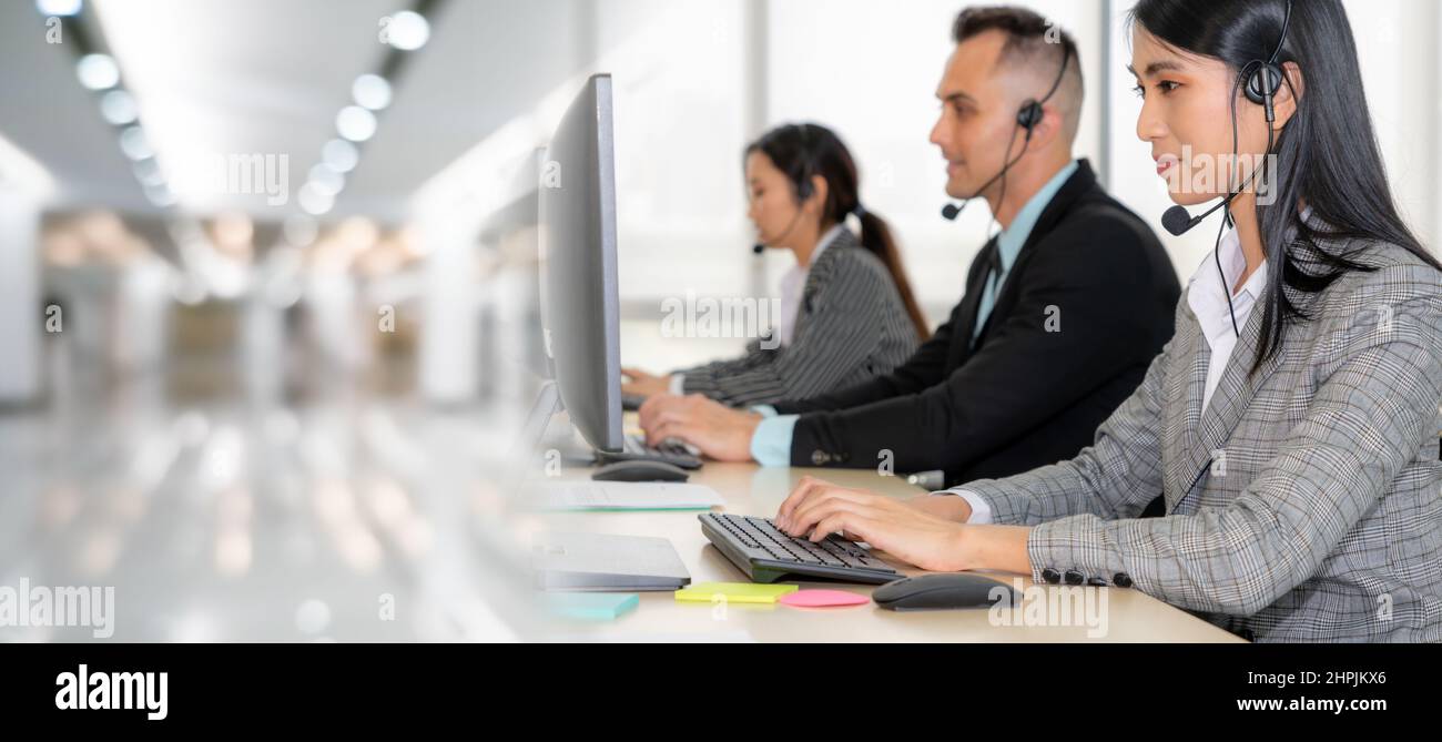 Geschäftsleute, die ein Headset tragen, arbeiten im Büro, um Kunden oder Kollegen an entfernten ...