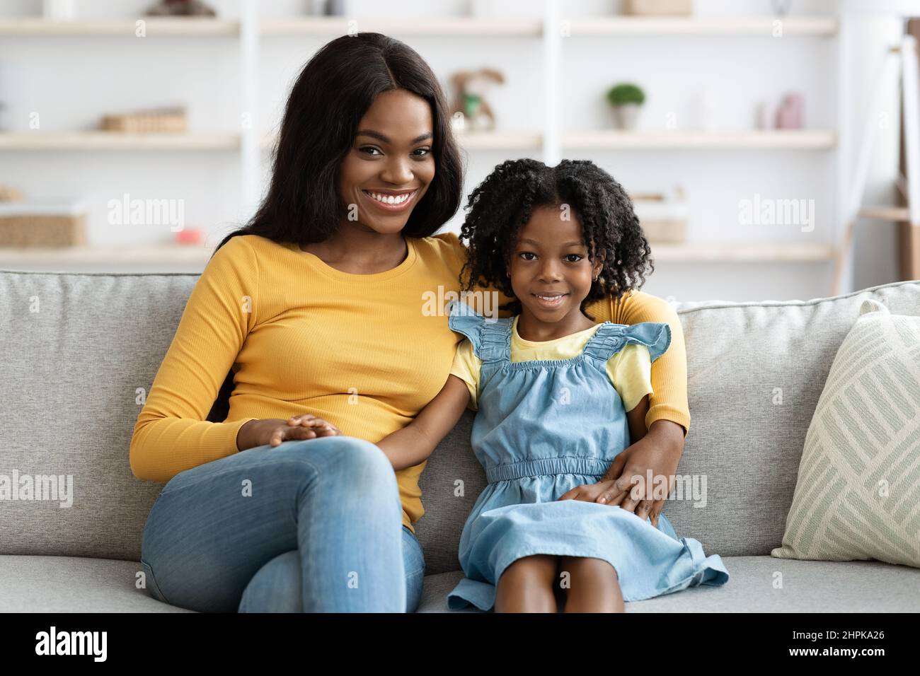 Schwarze mutter und tochter zu hause -Fotos und -Bildmaterial in hoher ...