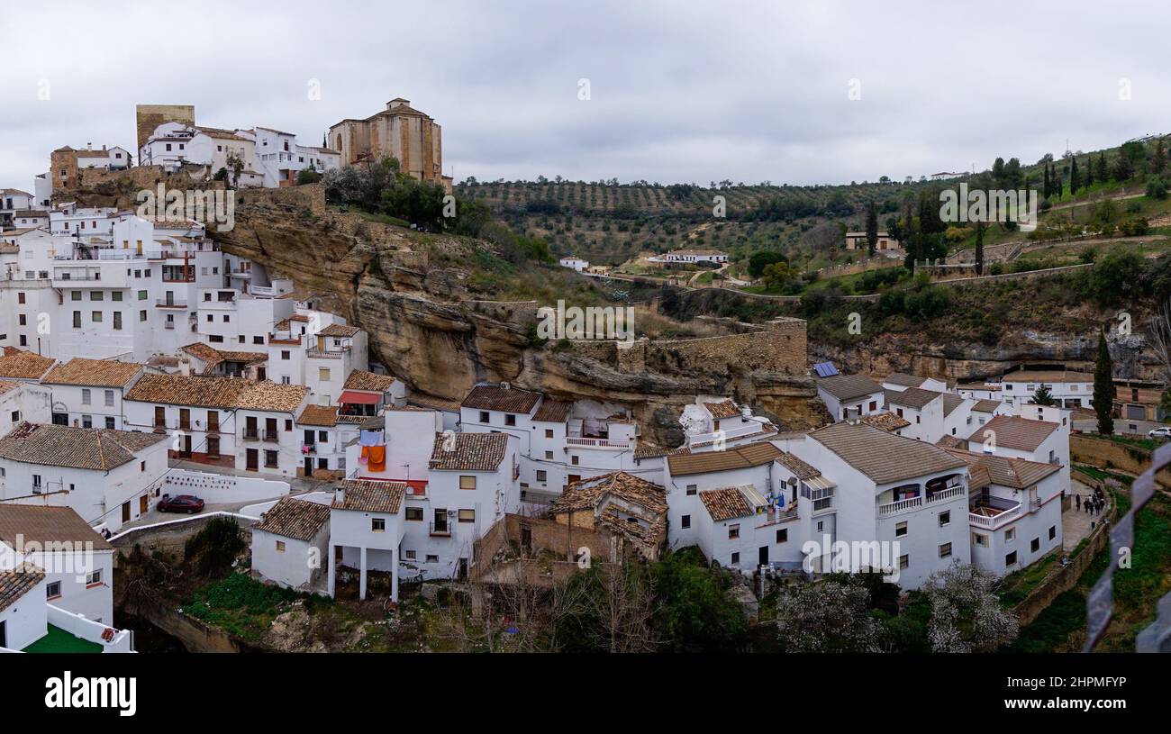 Setenil de las Bodegas, Spanien - 19. Februar 2022: Panoramablick auf ...