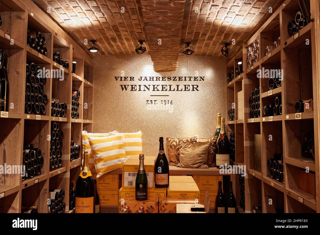 Hamburg, Deutschland. 23rd. Februar 2022. Weinflaschen stehen und liegen im Weinkeller vier ...